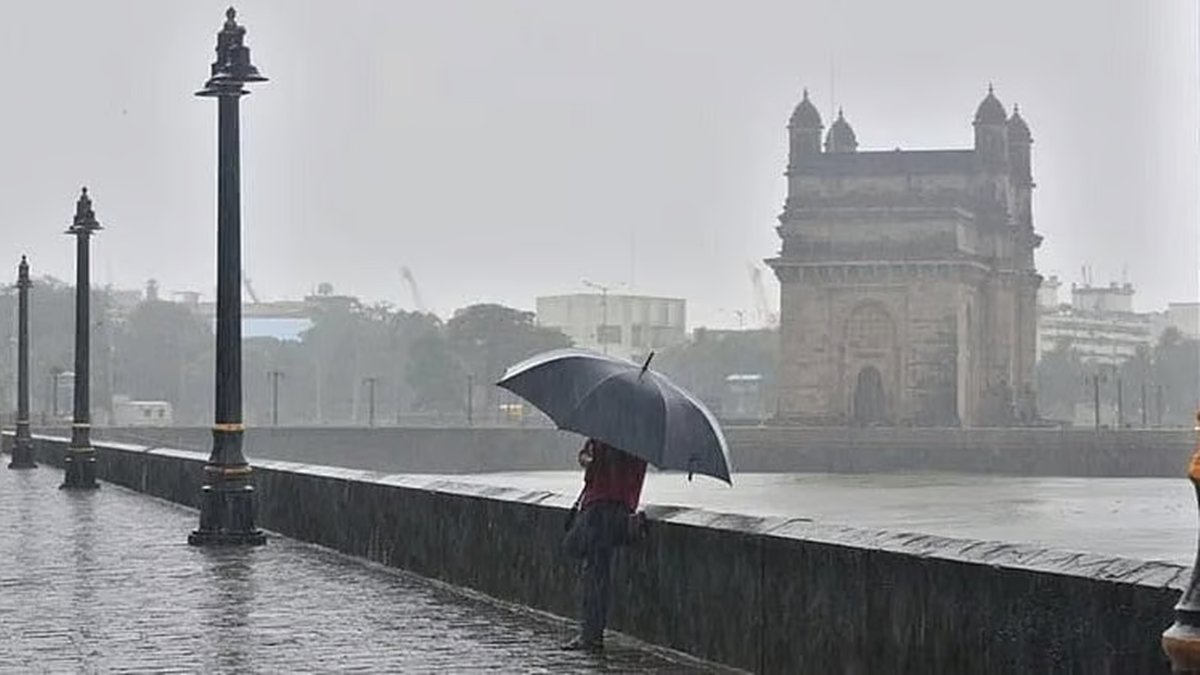 Mumbai Paralysed by Torrential Rain: Red Alert Issued, Flight ...